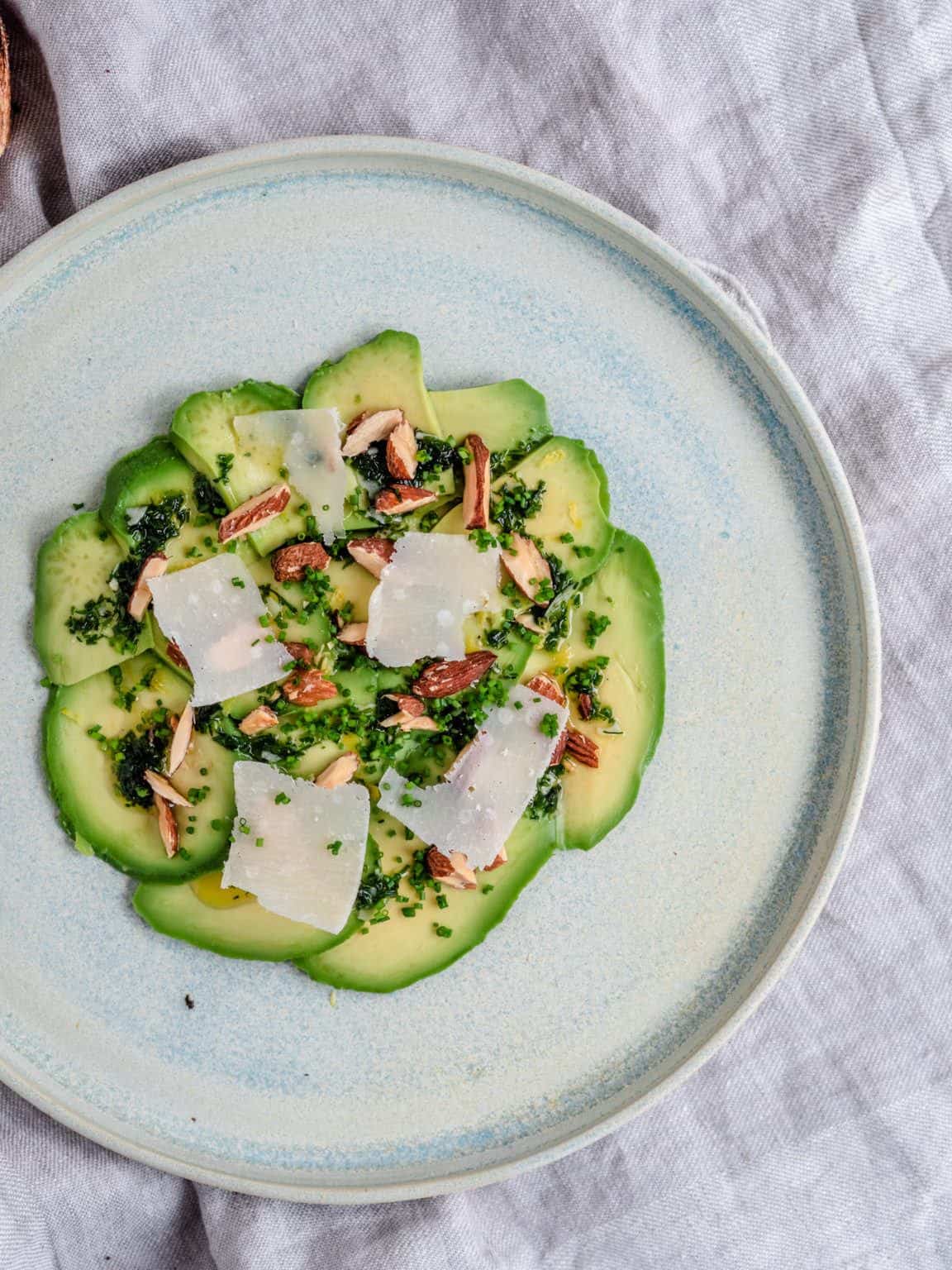 Avocado carpaccio med urter, parmesan og mandler