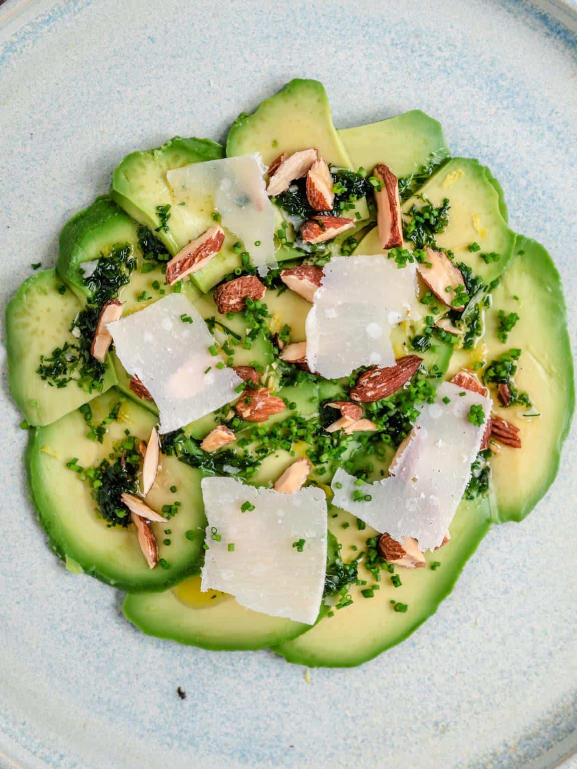 Avocado carpaccio med urter, parmesan og mandler