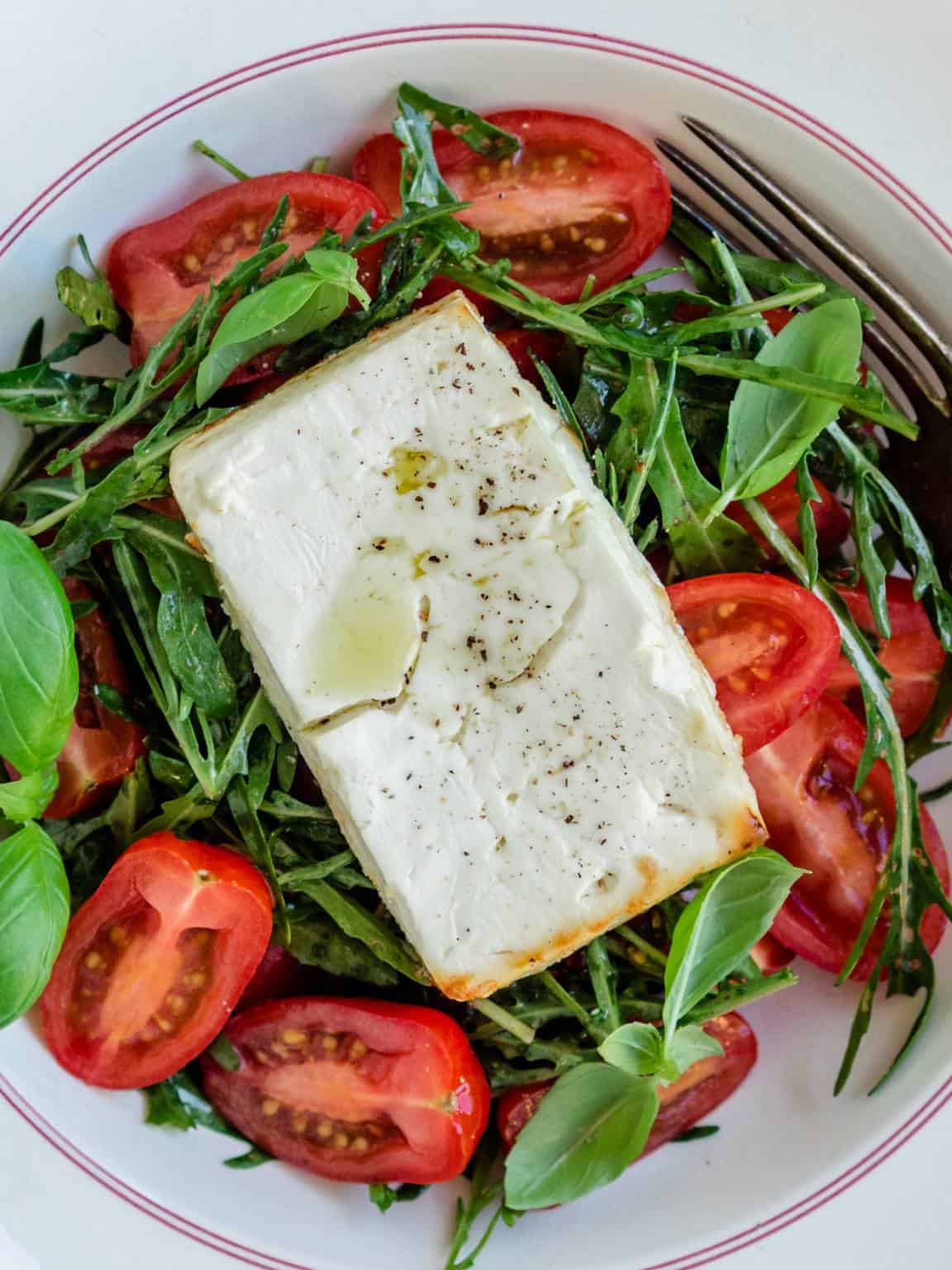 Salat med bagt feta - nem og hurtig salat med et stykke feta