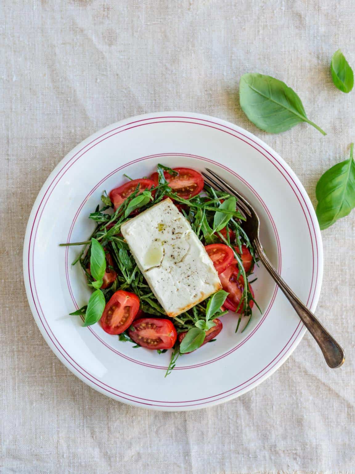 Salat med bagt feta - nem og hurtig salat med et stykke feta