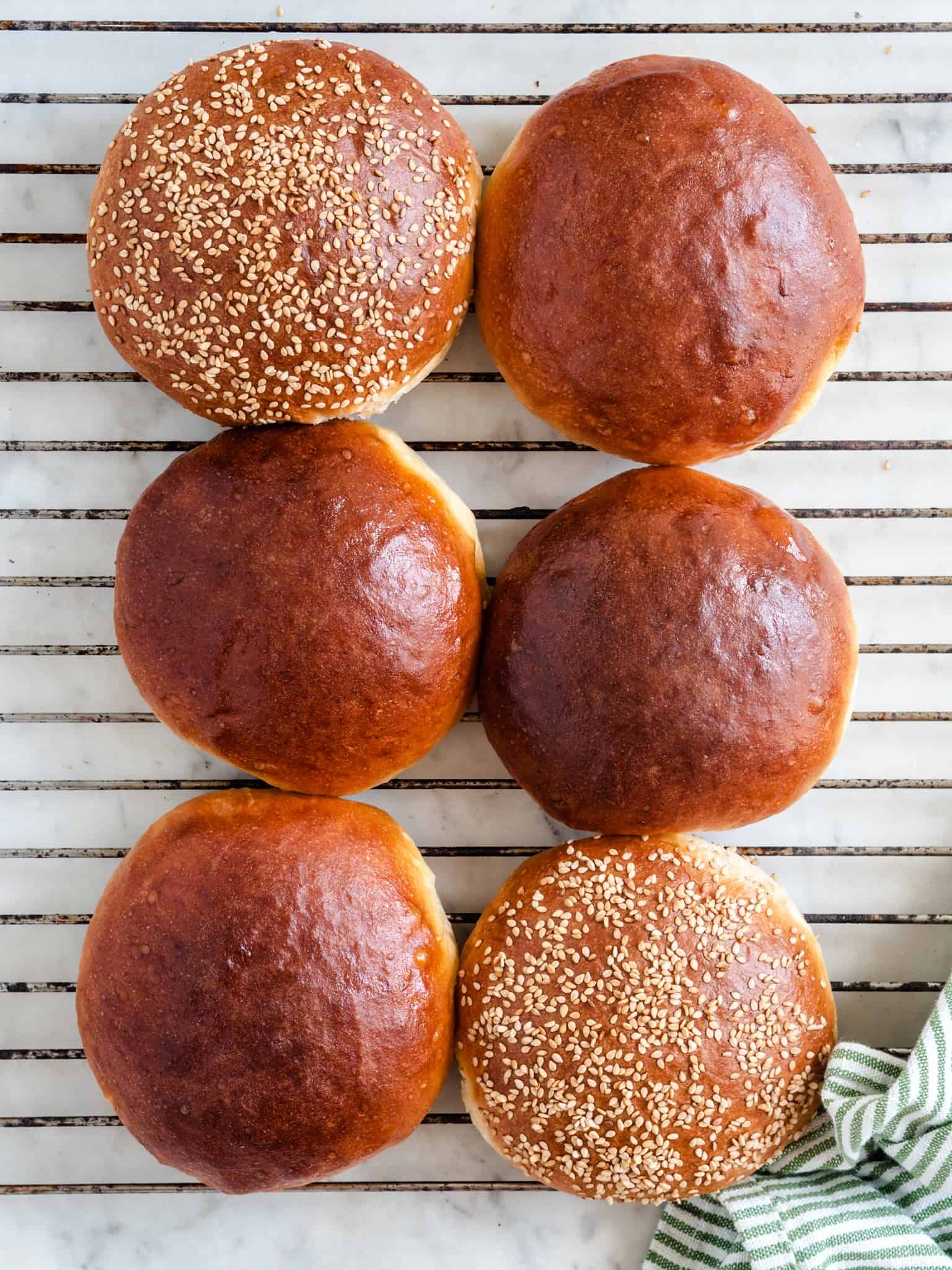 Brioche burgerboller - Opskrift på luftige briocheboller