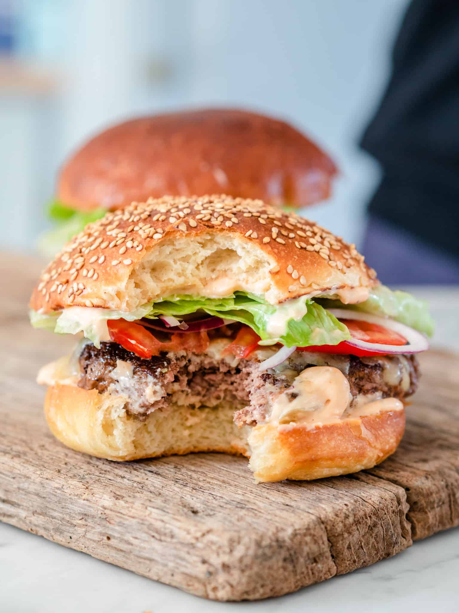 Hjemmelavet burger med ost - Få den bedste burger opskrift!