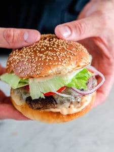 Hjemmelavet burger med ost - Få den bedste burger opskrift!