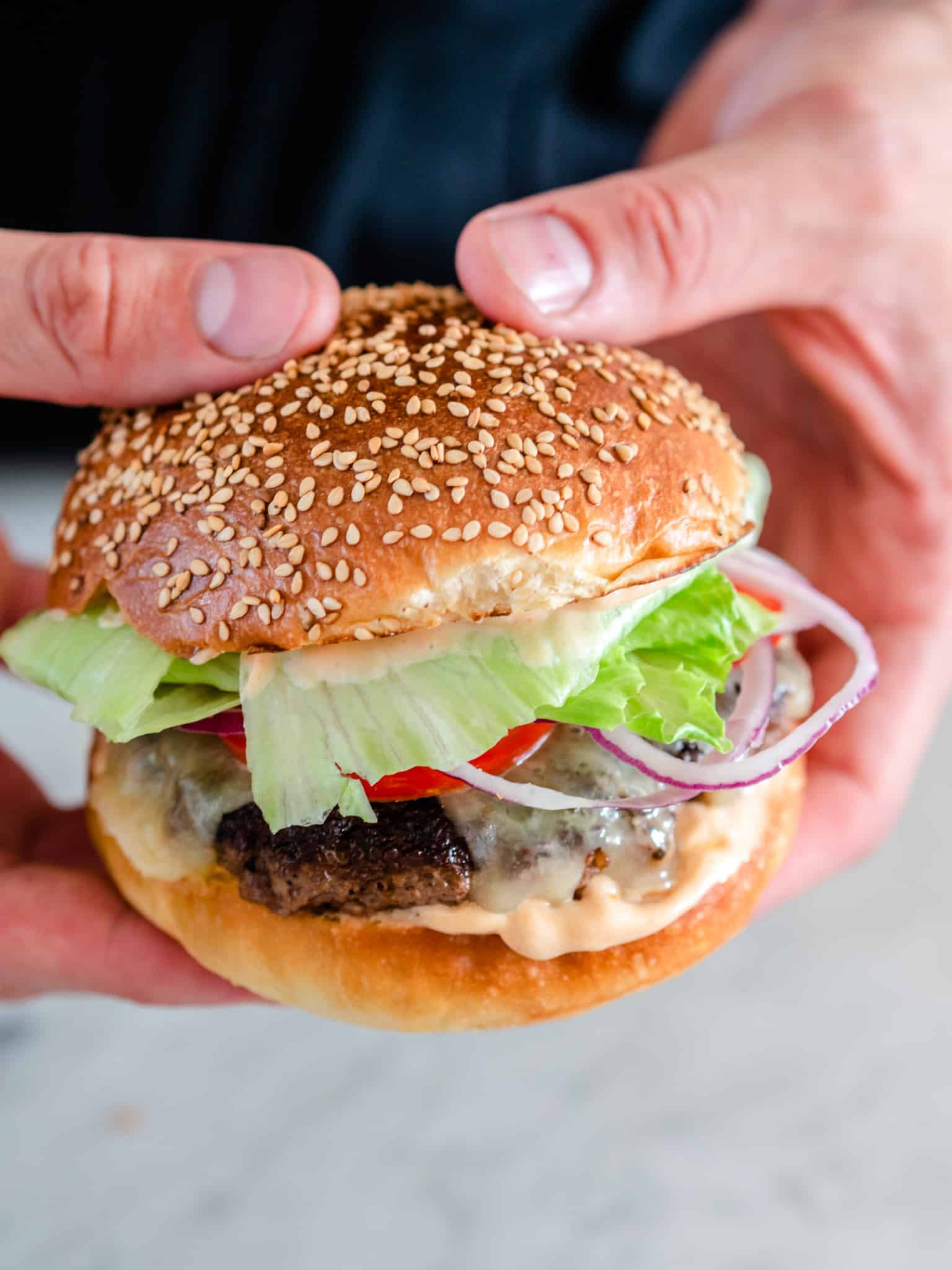 Hjemmelavet burger med ost - Få den bedste burger opskrift!