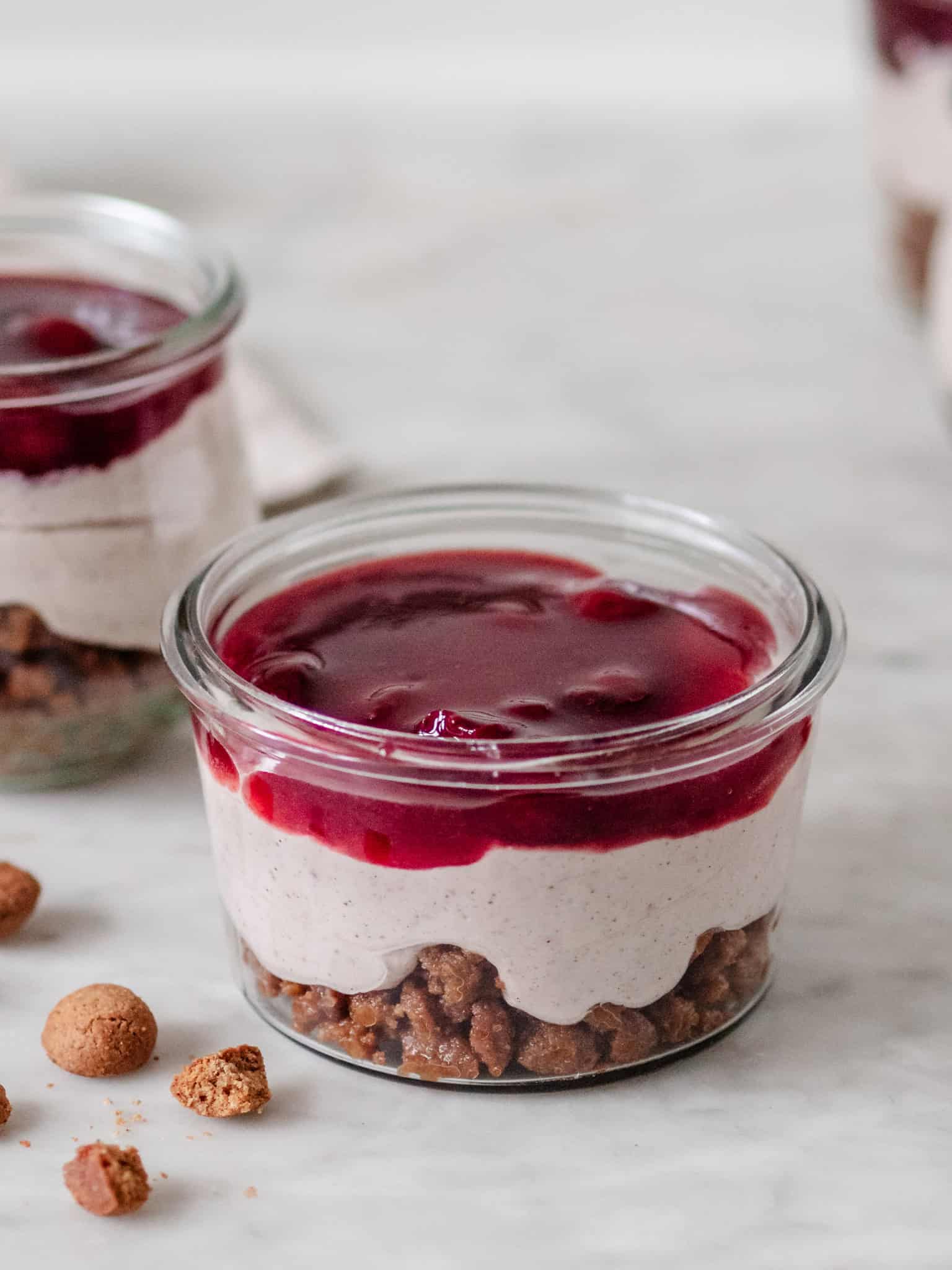 Julecheesecake i glas med pebernødder og kirsebærsauce