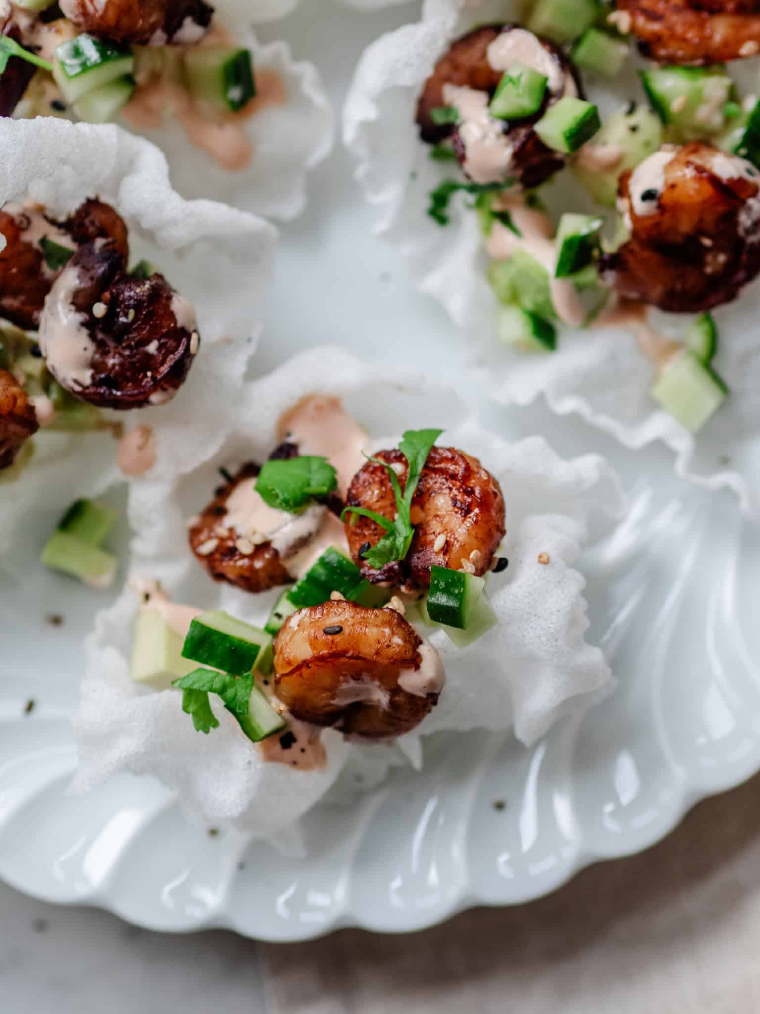 Friteret rispapir med rejer - en lækker snack med tigerrejer