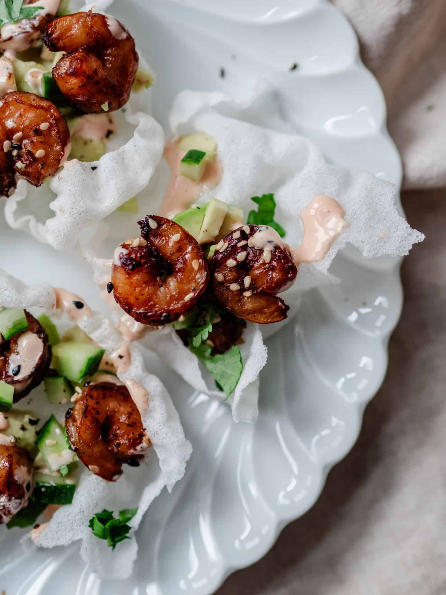 Friteret rispapir med rejer - en lækker snack med tigerrejer