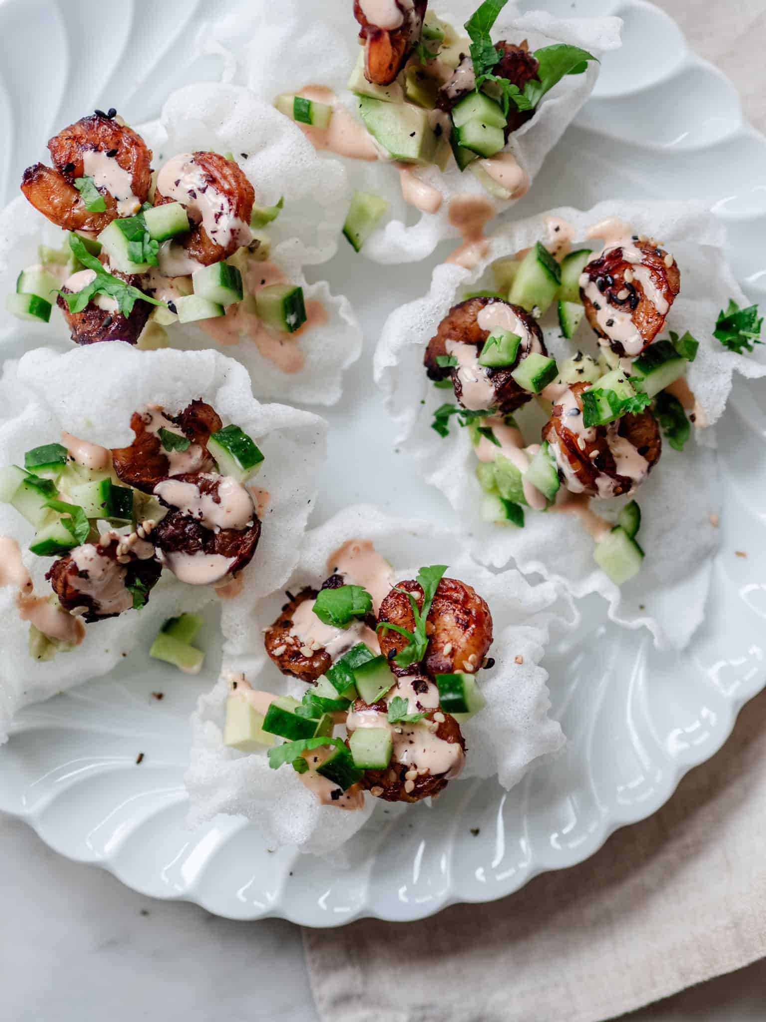 Friteret rispapir med rejer - en lækker snack med tigerrejer