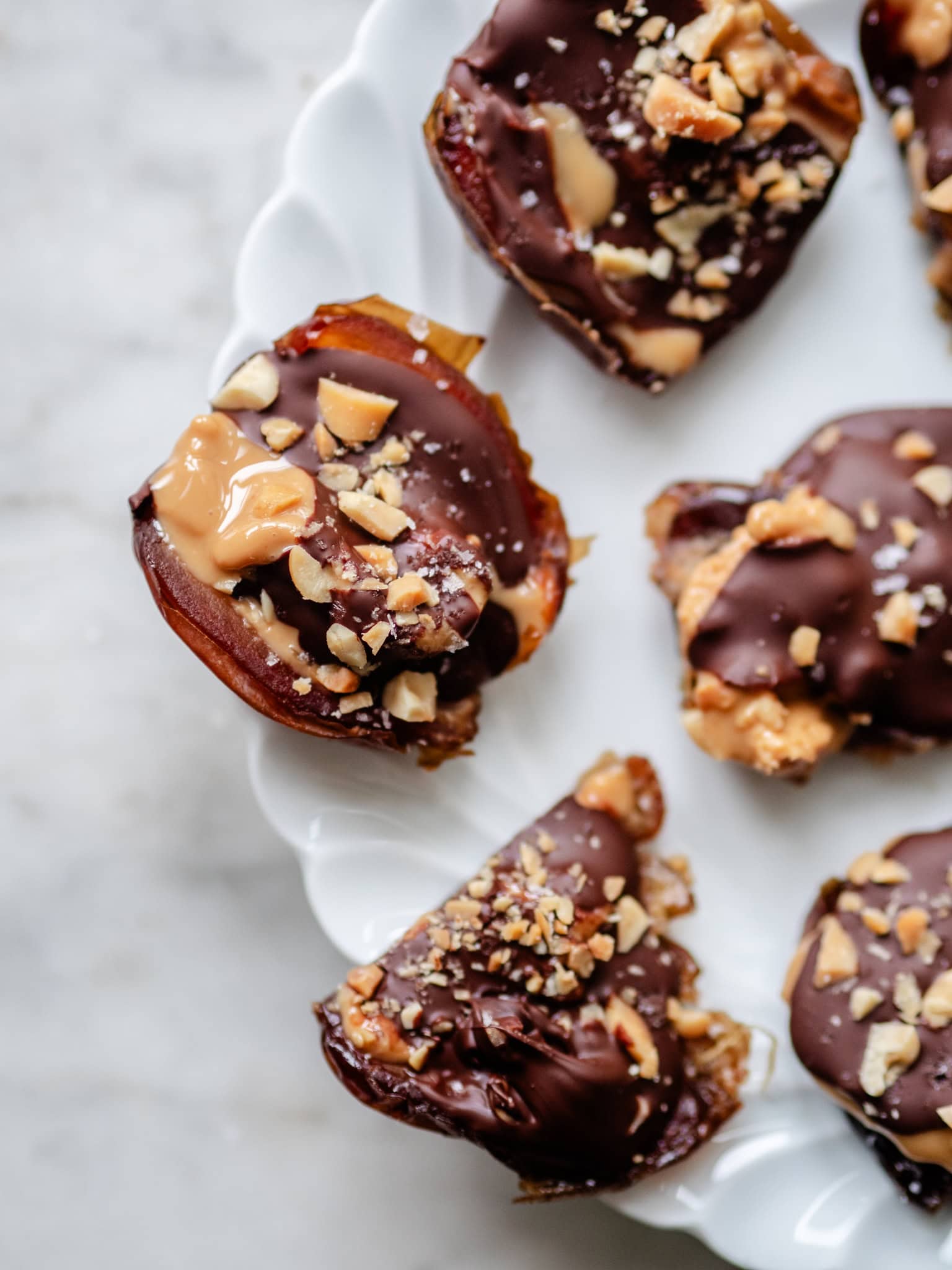 Knuste dadler med peanutbutter og chokolade - sund snack!
