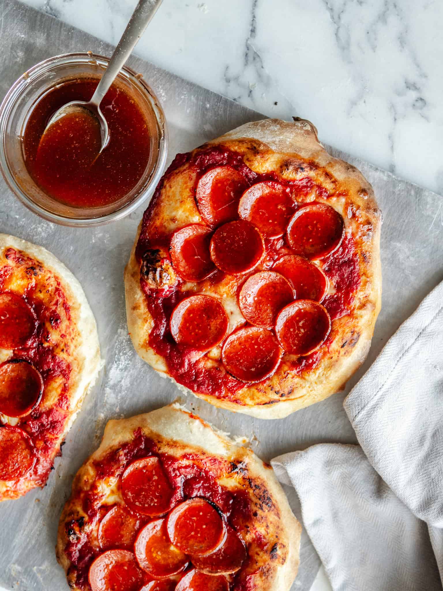 Hot honey pizza - lækker opskrift på pepperoni pizza