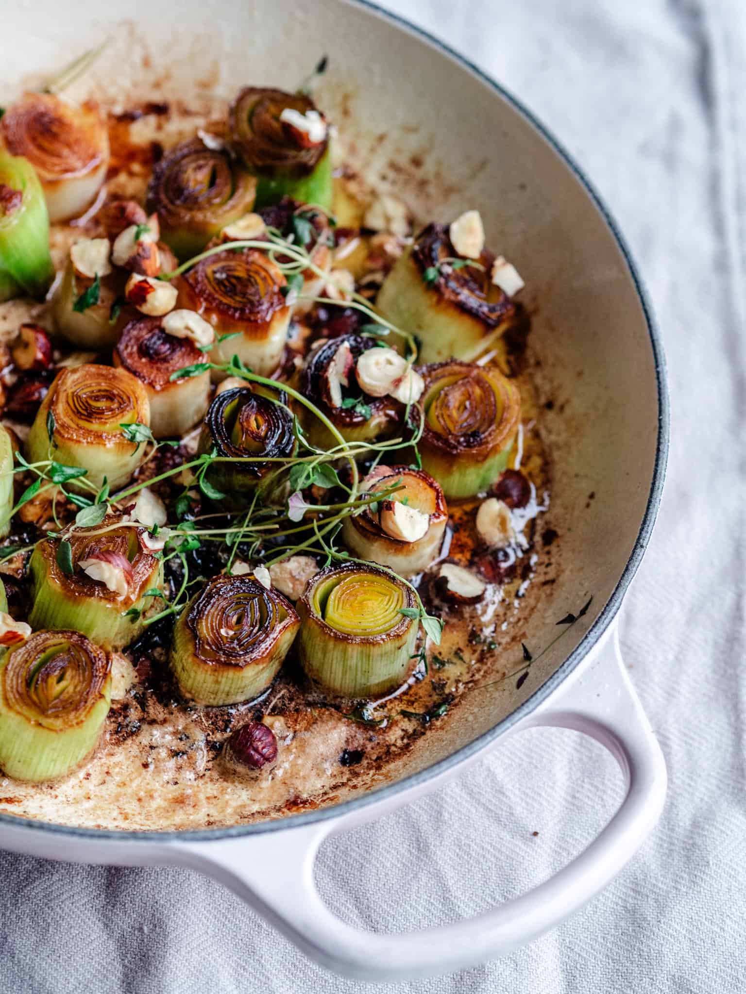 Smørstegte porrer på panden