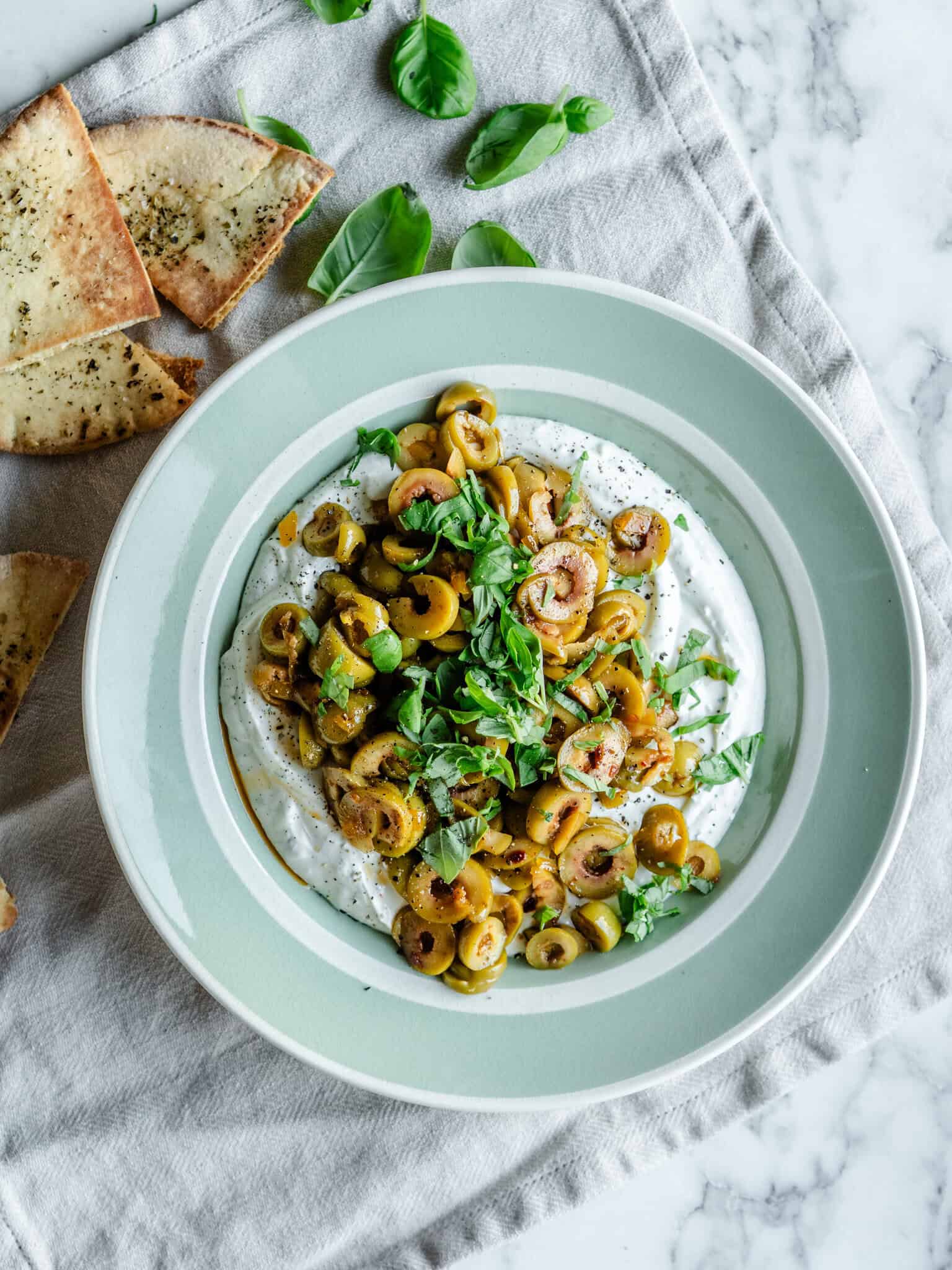 Rørt feta med marinerede oliven - forret med feta