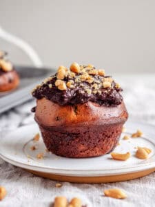 Sunde snickersmuffins med dadler og peanutbutter