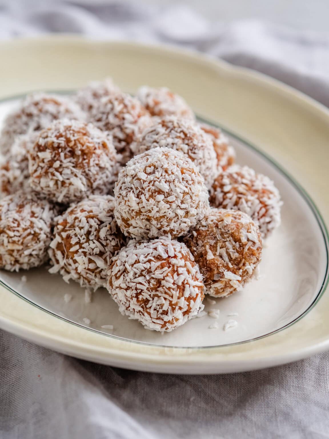 Gulerodskagekugler - sunde kugler der smager af gulerodskage