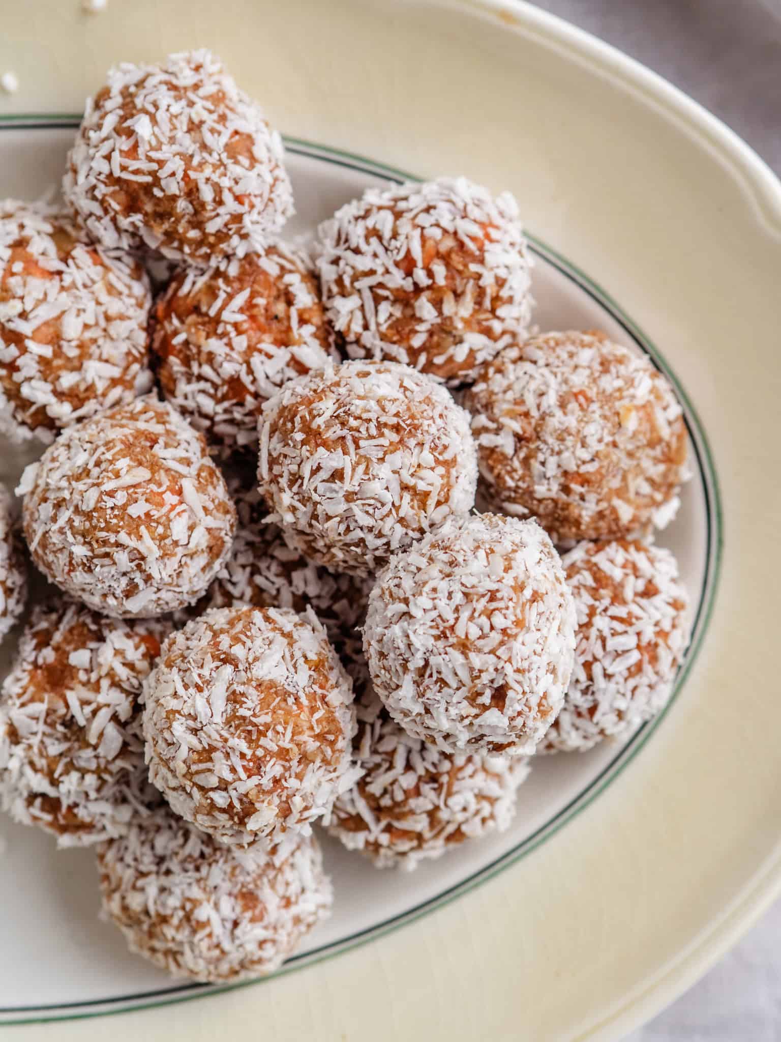 Gulerodskagekugler - sunde kugler der smager af gulerodskage