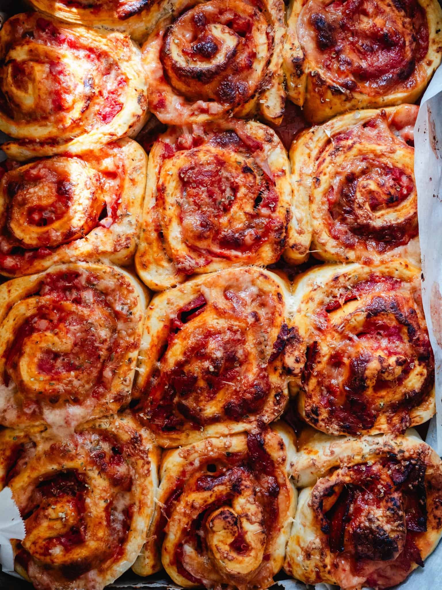 Pizzasnegle med skinke og ost – nemme & luftige pizzasnegle!